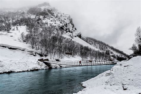 설경 겨울에는 자연이 하얗게 덮여 있고 호수 산 나무 숲이 하얀 담요로 덮여 있습니다 눈 여행 축산 하이킹 Naturecold 얼음 눈보라 가문비나무에 대한 스톡 사진 및