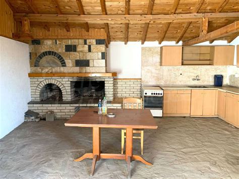 Къща в с Кошарица за продажба Просторна двуетажна къща с басейн в с Кошарица