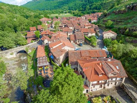 Bárcena Mayor El Bonito Pueblo De Cantabria Que Está En Un Parque