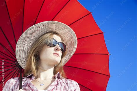Chica Rubia Con Sombrero Gafas De Sol Y Sombrilla Foto De Stock Adobe Stock