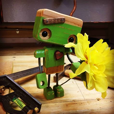 Pallet Wood Robot Melts Valentines Day Hearts • 1001 Pallets