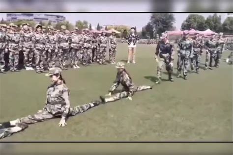 这个才艺比不了军训女生排队一字马场景惊艳