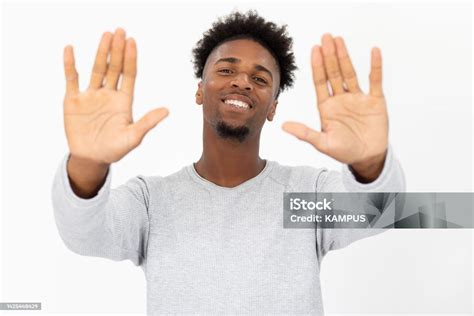 정지 제스처를하는 행복한 아프리카 계 미국인 남자의 초상화 손에 대한 스톡 사진 및 기타 이미지 손 구별하기 힘든 벽 Istock