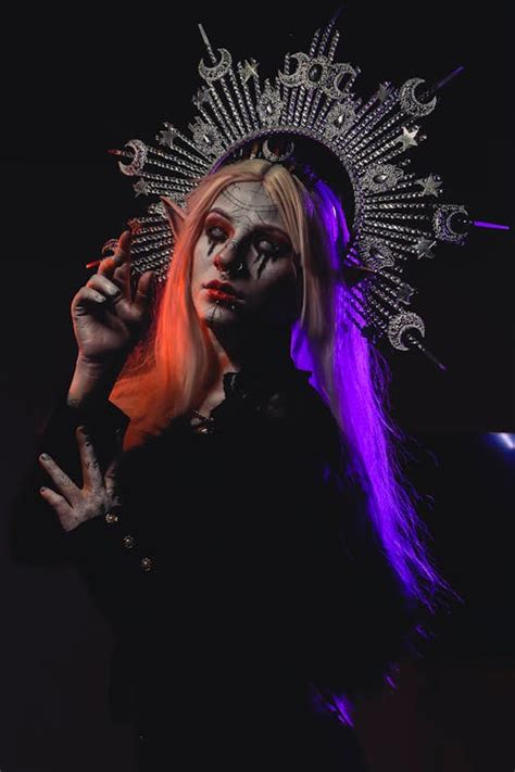 有关cosplay 人物肖像 優雅 光怪陸離 创意服装 化妝 哥德式 哥特式时尚 唤起的 喜怒無常 垂直拍摄 奇妙 奇幻主题 女人 妖娆 幻想 幻想人物 怪異