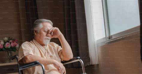 늙은 아시아 남자 사람 노인 노인 남성 환자는 우울증 질환과 은퇴 병원에서 외롭고 슬픈 복사 공간이 있는 의료 정신 건강