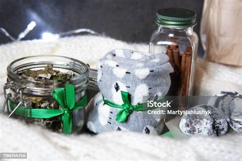 항아리 따뜻한 양말 초콜릿 칩 쿠키에 느슨한 차의 선물 크리스마스 차와 선물 겨울에 대한 스톡 사진 및 기타 이미지 겨울 계피 그릇 Istock