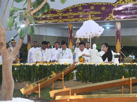 Sac Chairman Prime Minister Senior General Min Aung Hlaing His Wife Daw Kyu Kyu Hla Pour Water