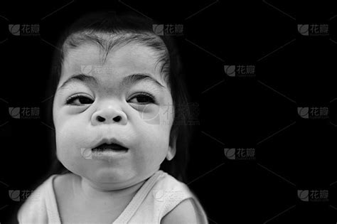 肖像甜美的亚洲女孩坐在室内吃完晚餐后