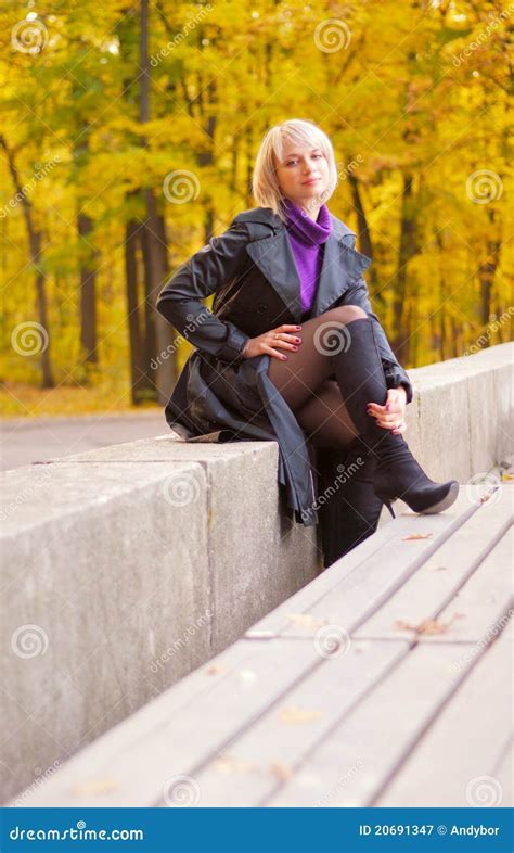 Rapariga Que Levanta No Parque Do Outono Imagem De Stock Imagem De Cores Loira