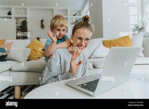 Mère Et Fils Qui Se Branle Pour Passer Un Appel Vidéo Sur Un Ordinateur Portable Assis à La