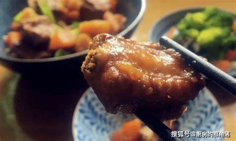 洗排骨时焯水还是用盐方法都不对学会这招血水腥味全没了 东方养生频道 东方养生