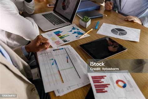 비즈니스 미팅 중 컨퍼런스 테이블 주변에 흩어져 있는 다양한 문서 20 24세에 대한 스톡 사진 및 기타 이미지 20 24세 30 34세 40 44세 Istock