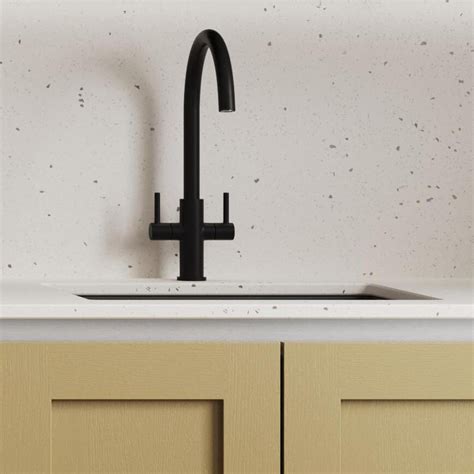 Chilcomb Saffron Handleless Kitchen Fitted Kitchens Howdens