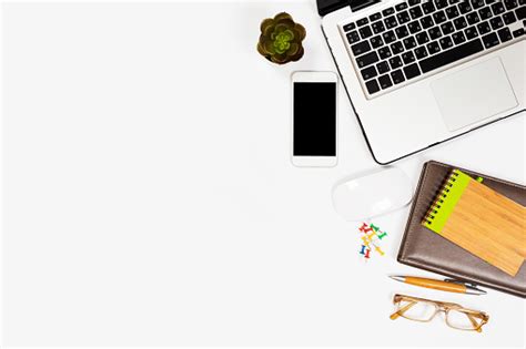 커피 컵 스마트 폰 종이 노트북 태블릿 및 노트북 화이트 컬러 배경에 공간을 복사 하 여 현대적인 작업 공간 평면도 플랫 레이 스타일입니다 개념에 대한 스톡 사진 및 기타