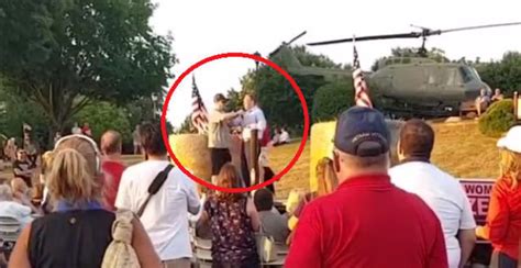 美国纽约州州长候选人演讲时遇袭：陌生男突然靠近 径直刺向其颈部腾讯新闻