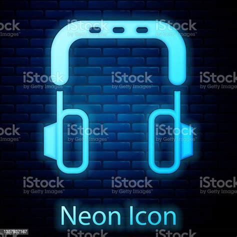 벽돌 벽 배경에 고립 된 빛나는 네온 헤드폰 아이콘 이어폰 음악 서비스 커뮤니케이션 및 운영자를 청취하기위한 개념 벡터 Dj에 대한 스톡 벡터 아트 및 기타 이미지 Istock