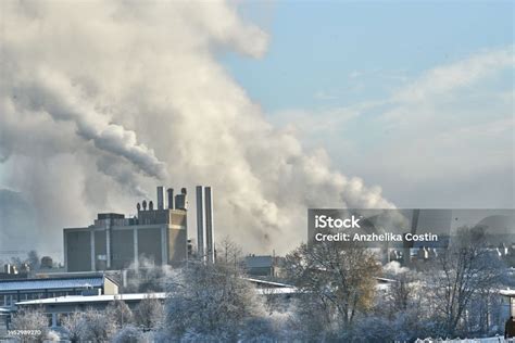 도시의 환경 및 대기 오염의 환경 문제 흡연 산업 구역 공장 굴뚝 흡연 파이프가 있는 대형 공장의 전망 연중 매일 운영되는 제지