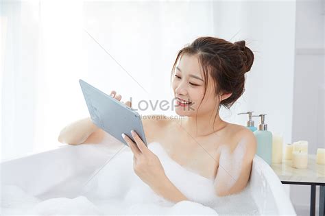아름 다운 여자 세척 거품 목욕 태블릿