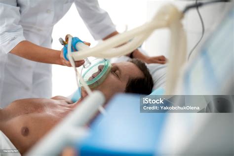 Paziente In Coma Con Ventilazione Meccanica In Ospedale Fotografie Stock E Altre Immagini Di