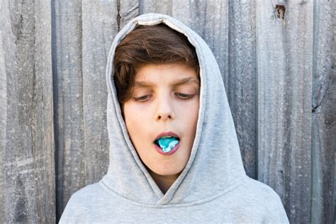 껌 씹으면 미세 플라스틱 조각 수천 개 나온다