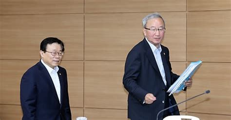 발표장 들어서는 현오석 경제부총리