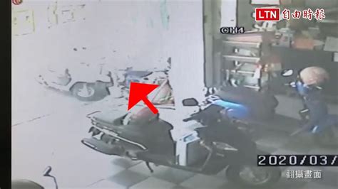 麻豆轎車逆向撞路旁11輛機車 女子買冷飲衰遭波及受傷翻攝畫面 Youtube