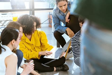 크리에이티브 에이전시 비즈니스 브레인 스톰 미팅 프레젠테이션 팀 제품 출시 프레젠테이션 기획 전략 새로운 비즈니스 개발에 대한