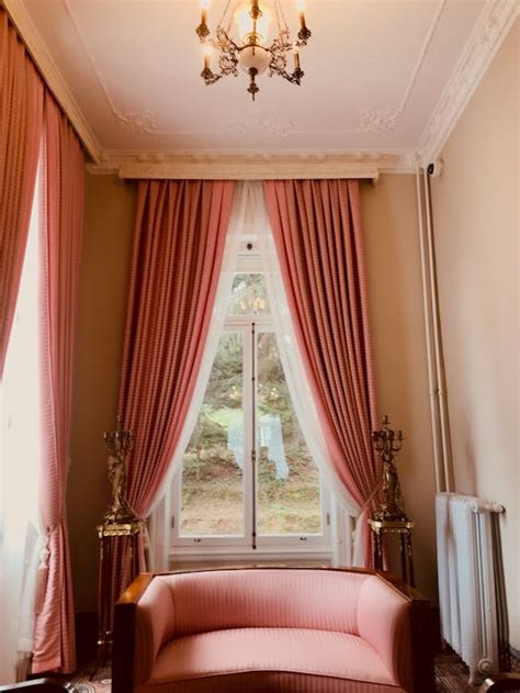 Ortahisar 가구 거실 건축 긴 의자 디자인 따뜻한 라디에이터 럭셔리 럭셔리한 레트로 매우 복잡한 목조 밝은 방 분홍색 빈티지 샹들리에