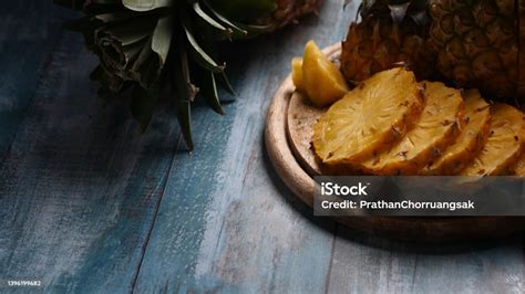 복사 공간이있는 나무 커팅 보드에 얇게 썬 열대 파인애플 여름 열대 과일 개념 0명에 대한 스톡 사진 및 기타 이미지 0명 감귤류 과일 건강한 생활방식 Istock