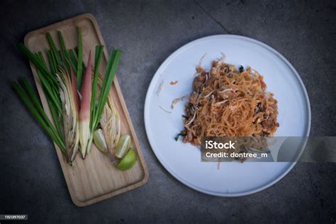 팟 타이 슬라이드 레몬과 녹색 채소와 흰 접시에 볶은 쌀 국수 태국의 전국 주요 요리 중 하나입니다 태국에서 인기 있는 음식 태국식 볶음 국수 건강한 생활방식에 대한 스톡