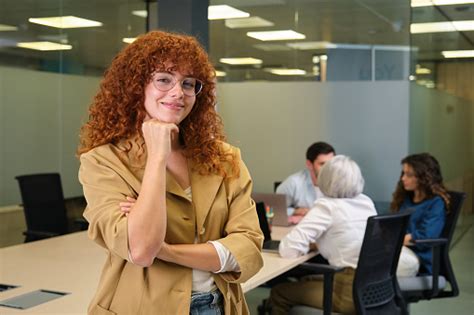 팀 회의와 함께 현대적인 사무실에서 미소 짓는 젊은 자신감 넘치는 사업가 20 24세에 대한 스톡 사진 및 기타 이미지 20 24세 20 29세 35 39세 Istock