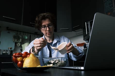 여자는 새로운 채식주의 자 조리법을 시도하고 있습니다 가정 생활에 대한 스톡 사진 및 기타 이미지 가정 생활 가정 주방 가정의 방 Istock