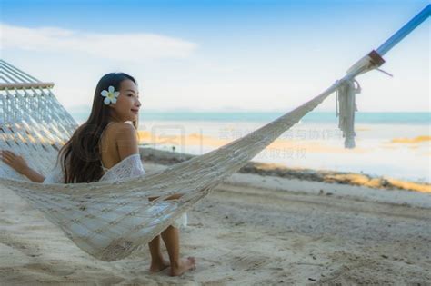 吊床高清图片 肖像美丽的年轻亚洲女性坐在沙滩海洋的吊床上放松 风景名胜免费下载格式编号50730738 千图网