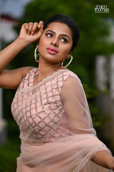 Actress Delna Davis New Photos Stills Onlookersmedia
