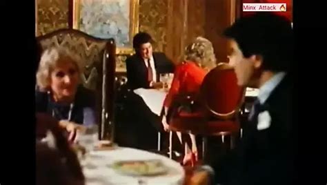 Branlette Sous La Table Pendant Que La Femme Ne Voit Pas Xhamster