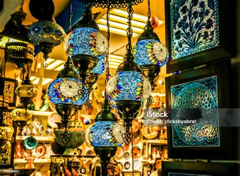 전통적인 밝은 장식 교수형 터키 램프 및 생생한 색상에 터키 파빌리온 지구촌 두바이 아랍 에미리트와 화려한 조명 0명에 대한 스톡 사진 및 기타 이미지 Istock