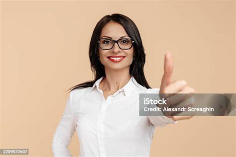 매력적인 젊은 현대 비즈니스 여성은 베이지 색 배경 위에 괜찮은 제스처를 보여줍니다 성공과 승자 개념 30 34세에 대한 스톡 사진 및 기타 이미지 Istock