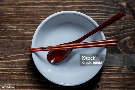 나무 젓가락과 숟가락이 나무 탁자 위의 빈 하얀 수프 그릇 위에 놓여 있음 클로즈업 평면도 0명에 대한 스톡 사진 및 기타 이미지 Istock