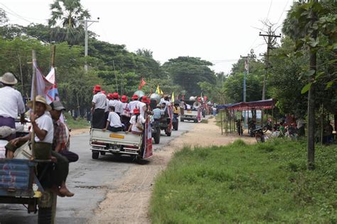 Dvb ေတာင္သူလယ္သမား ဖြံ႔ၿဖိဳးတုိးတက္ေရးပါတီ ႏြားလွည္းျဖင့္ မဲဆြယ္ ဓာတ္ပုံ