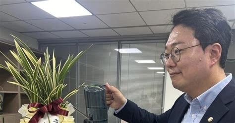 尹 축하난 거절 인증 릴레이 시끌…난이 무슨 죄