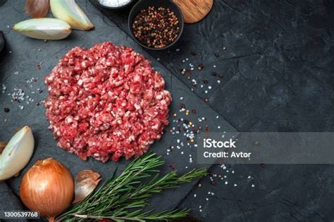 검은 색 배경에 향신료와 양파와 평평한 접시에 다진 고기 측면 보기 수평 고기에 대한 스톡 사진 및 기타 이미지 고기 소고기 0명 Istock