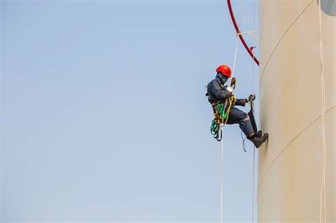 두께 저장 탱크 산업의 남성 작업자 로프 접근 검사 프리미엄 사진