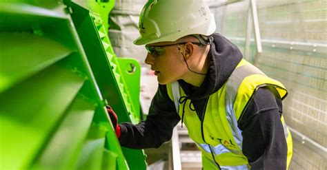건설 검사 공장 공정공학 근로자 금속 구조물 기계 기계 검사 기계 공학 기계 유지 보수 기능 검사 기술 기술자 노동 녹색 기계 보호 복 보호