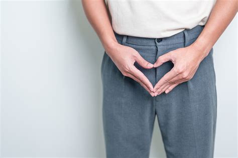 전립선 또는 방광 통증이 있는 노인 전립선암 전립선 비대증 전립선염 질환 갑상선 기능 저하증 남성 불임 건강 및 세계 암의 날 개념 남자에 대한 스톡 사진 및 기타 이미지