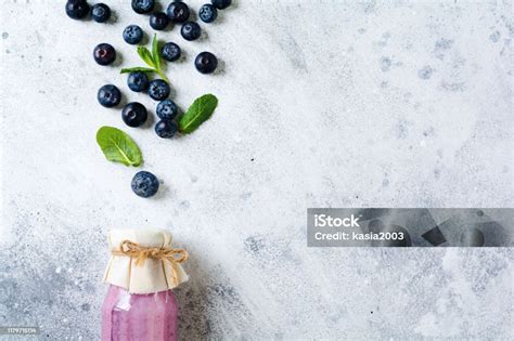 밝은 흰색 콘크리트 배경에 유리 항아리에 신선한 건강한 블루 베리 스무디 베리와 민트 제로 폐기물 개념 맨 위 보기 공간을 복사합니다 건강한 생활방식에 대한 스톡 사진 및