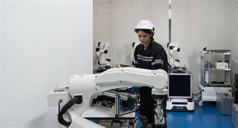 여성 엔지니어는 제조 자동화 및 로봇 실에서 자율 이동 로봇 또는 Amr을 제어합니다 로봇 팔의 품질을 검사하는 여성 엔지니어 35 39세에 대한 스톡 사진 및 기타 이미지