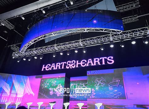 [포토s] 하츠투하츠 쇼케이스 무대에서 구조물 휘청