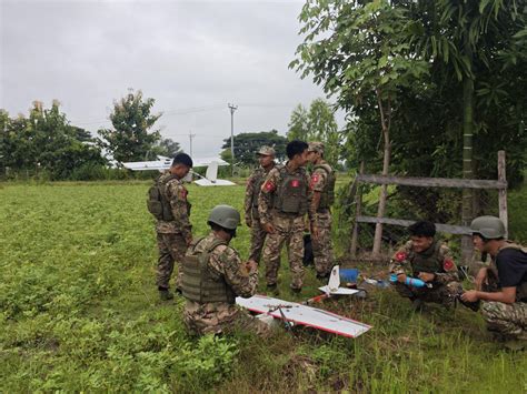 Khit Thit Media ချောင်းဦးမြို့နယ်တွင် စစ်ယာဉ်တန်းနှင့်ခြေလျင်စစ်ကြောင်းကို ပဒေသာမိုင်းများဖြင့