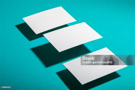 브랜딩 Id를 위한 템플릿입니다 그래픽 디자이너 프리젠 테이션 및 포트폴리오를 위한 제품입니다 파란색 배경에서 격리된 Id 모형