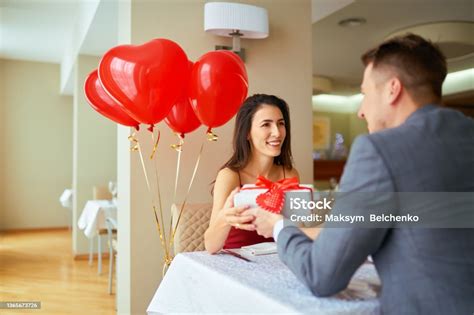 발렌타인 데이 컨셉 레스토랑에서 발렌타인 데이를 축하하는 커플 2명에 대한 스톡 사진 및 기타 이미지 2명 가족 남자 친구 Istock